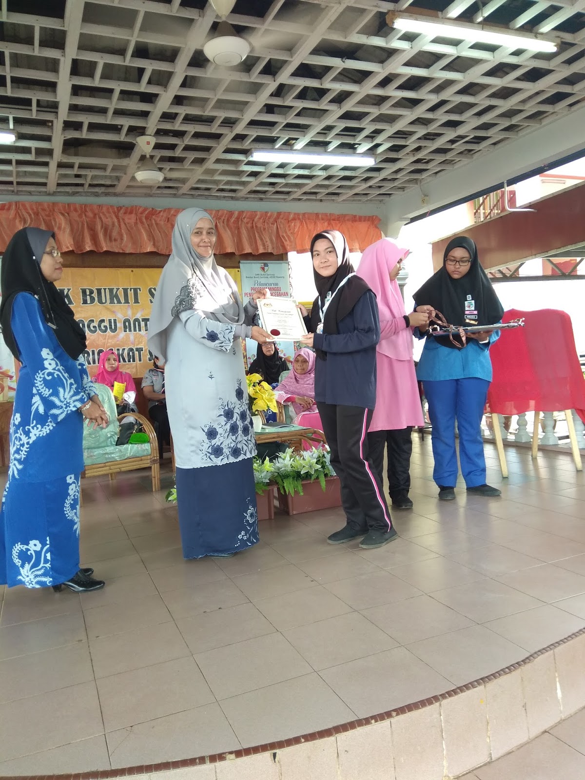 SMK BUKIT SENTOSA: Penyampaian Hadiah
