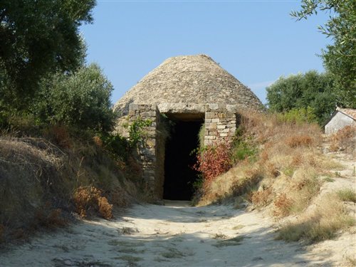 ΙΣΤΟΡΙΑ ΕΛΛΗΝΙΚΗ ΚΑΙ ΠΑΓΚΟΣΜΙΑ : ΟΙ ΘΟΛΩΤΟΙ ΤΑΦΟΙ ΣΤΗΝ ΑΡΧΑΙΑ ΕΛΛΑΔΑ