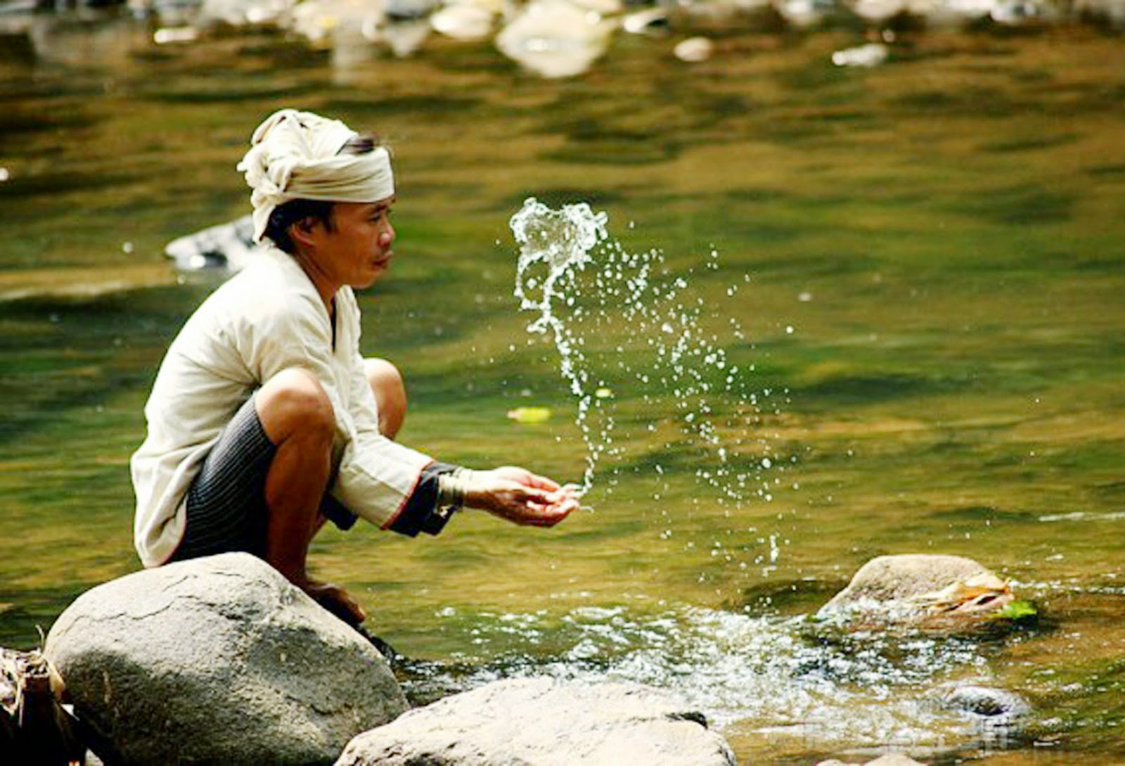 TRAITOR: Resensi Realisme Grafik dari Foto Karya Don Hasman