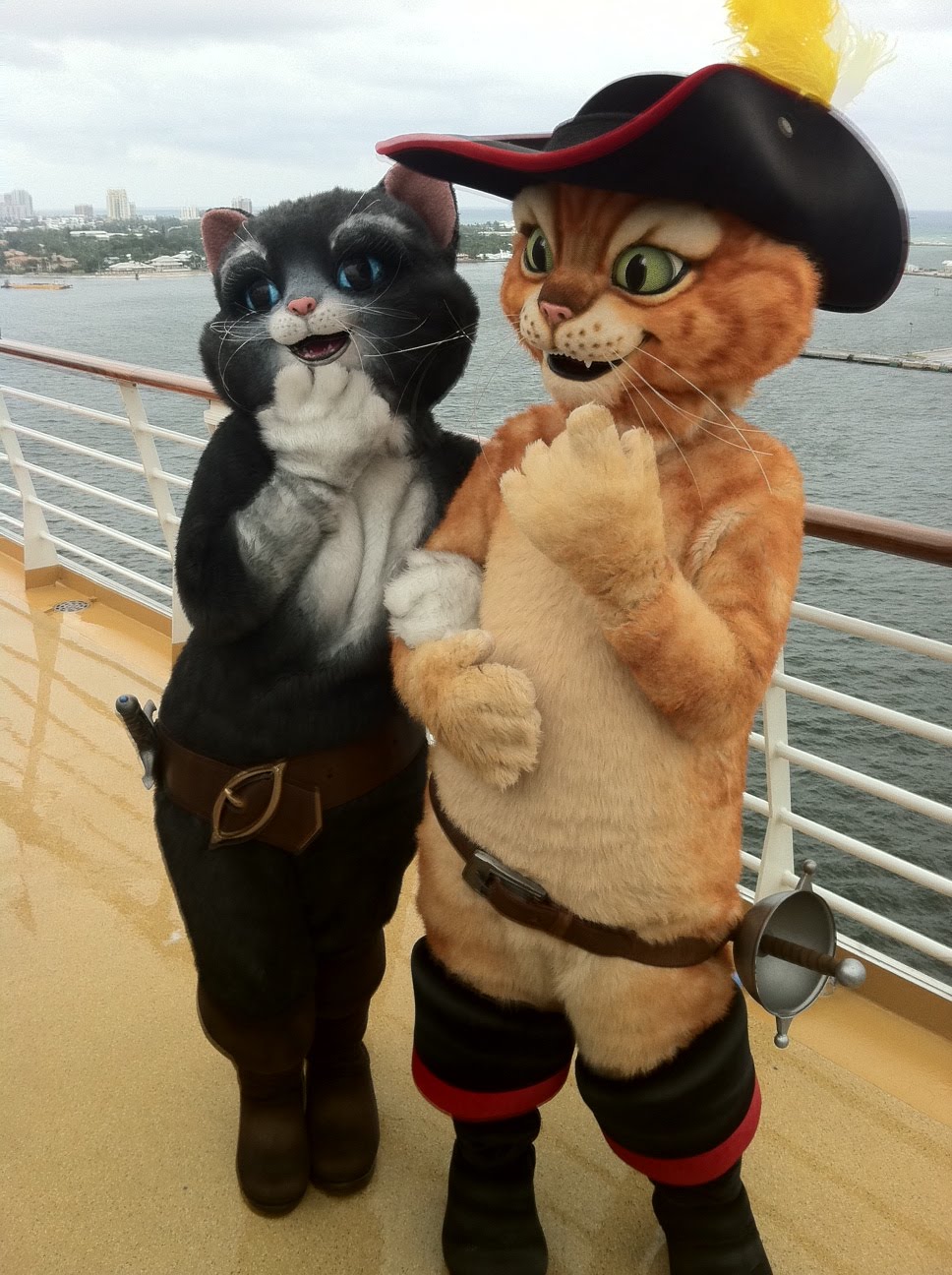 Indiscreetly Us!: SALMA HAYEK, KITTY SOFT PAWS