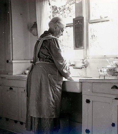 Life As Kim: The History of Aprons....