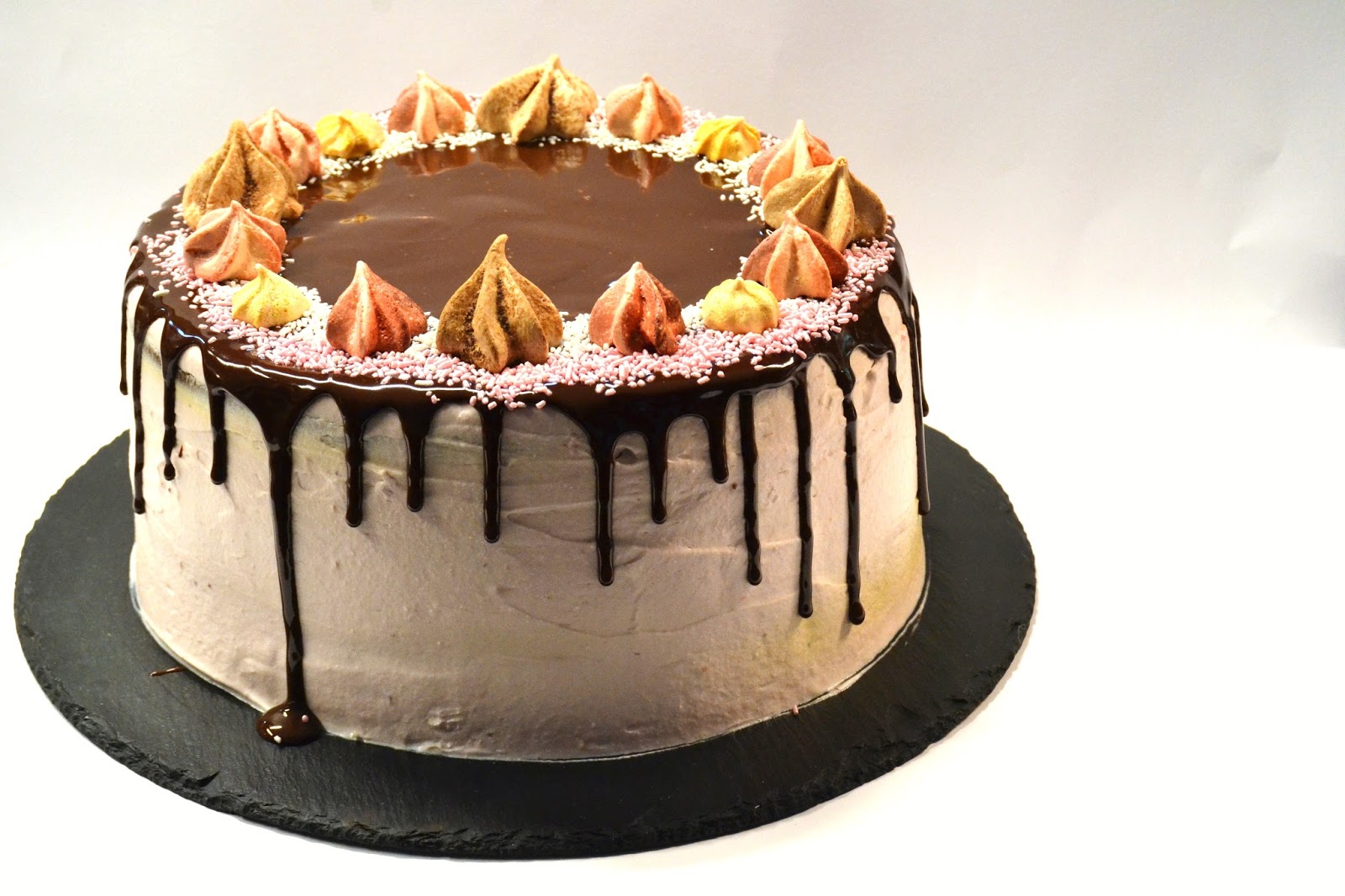 Bolo Escorrido Napolitano || Neapolitan Drip Cake - Sabores da Alma