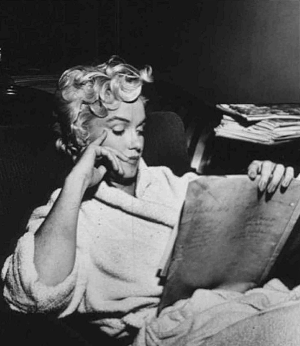 47 Interesting Vintage Photos of Marilyn Monroe Reading Book ~ Vintage ...