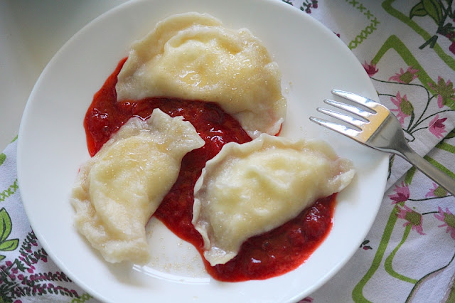 Pierogi z serem i sosem truskawkowym | Bajkorada - przepisy dla całej ...