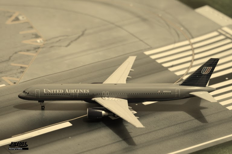 BHTXWmb: 模型分享 1:200 Boeing757-200 N592UA(Battleship Grey)火箭客機