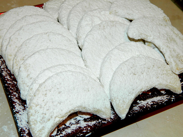 Kourabiedes (Greek Shortbread Cookies)