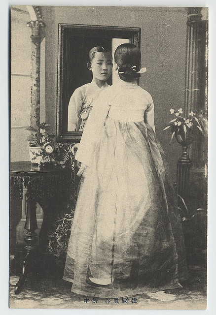 mochi thinking: the photos of Kisaeng and modern Kisaeng