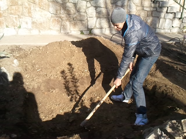 A.C.E. COLMENAR VIEJO: Cavar, cavar,... para hacer compost