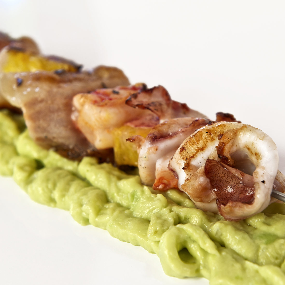 amici a cena: Spiedino con calamaretti, gamberi rossi, guanciale e ...