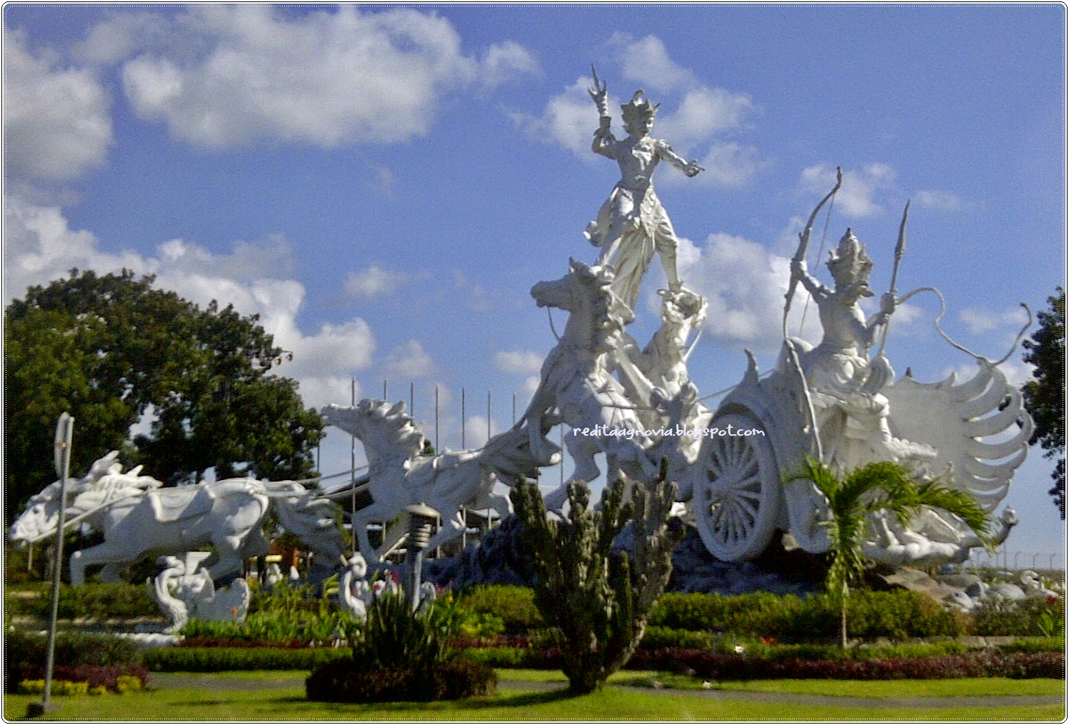 reditaagnovia: Patung Kuda - Kuta - In The Sunlight.