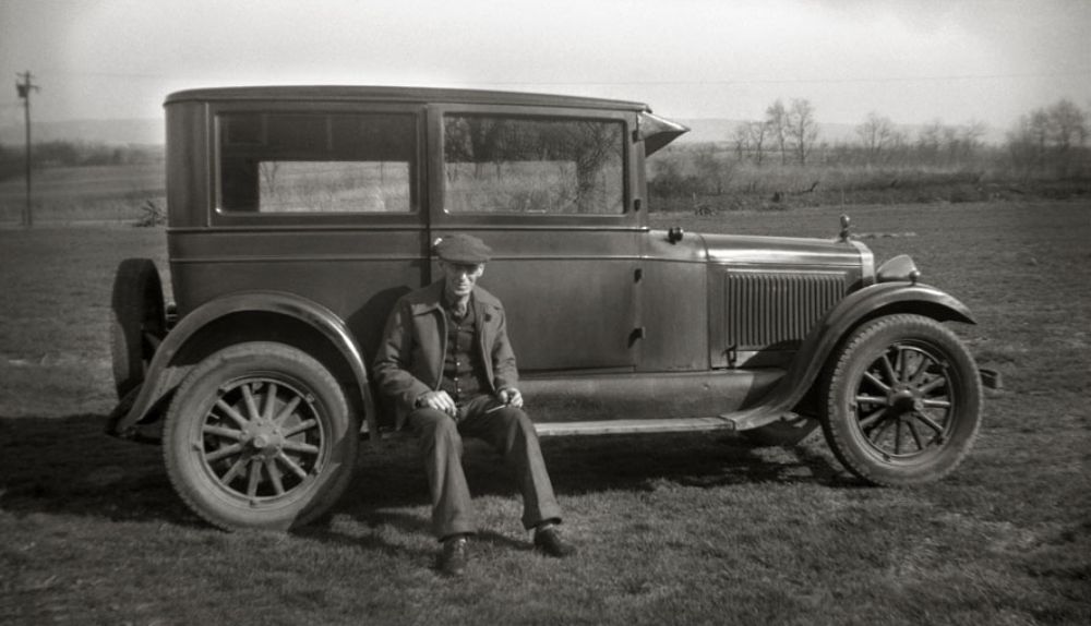 50 Fascinating Vintage Photos of People Posing With Their Family Cars ...