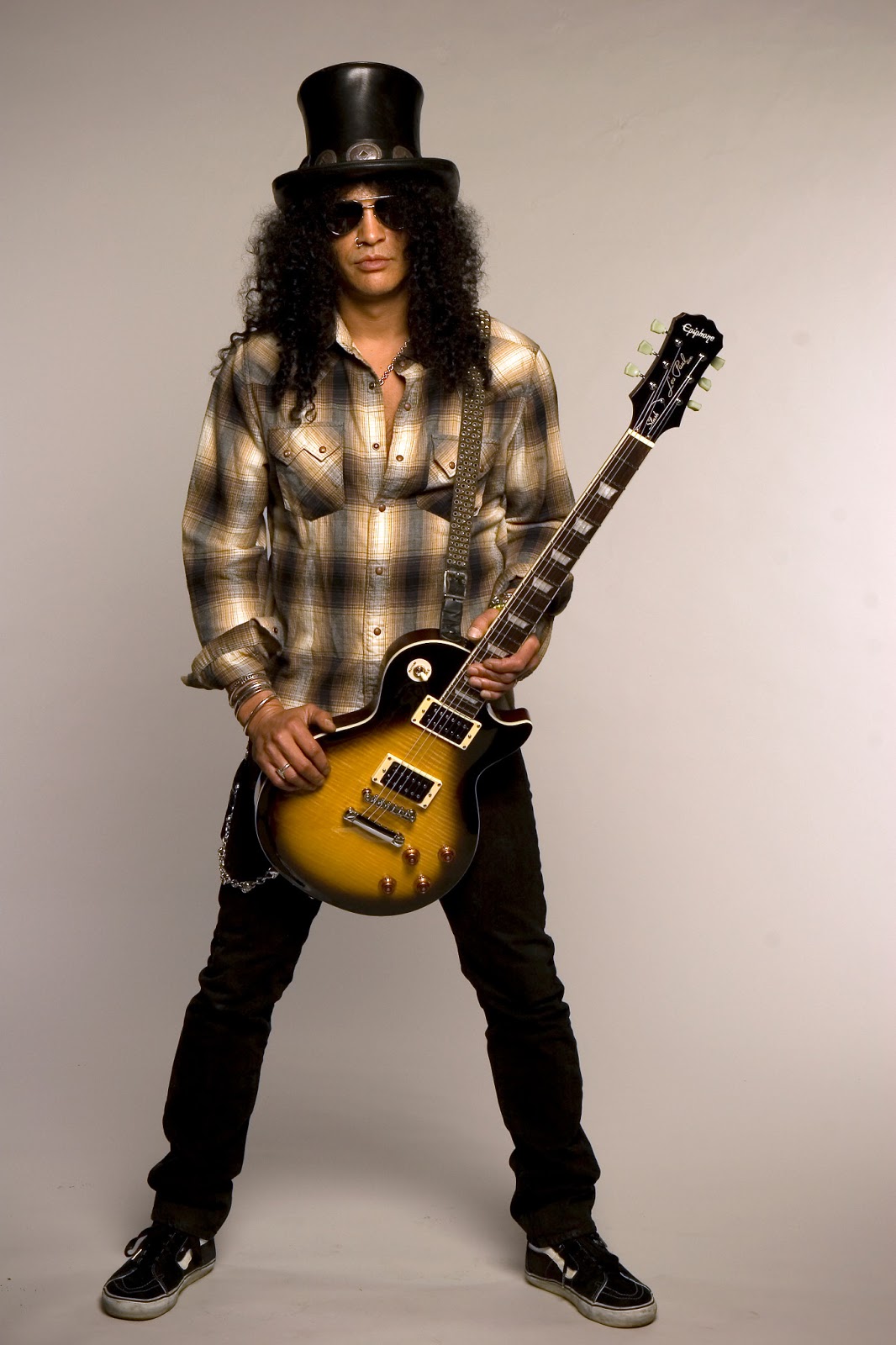 NOTICIAS Y EFEMERIDES MUSICALES Y DEL CINE: SLASH, UN 02 DE ABRIL ...