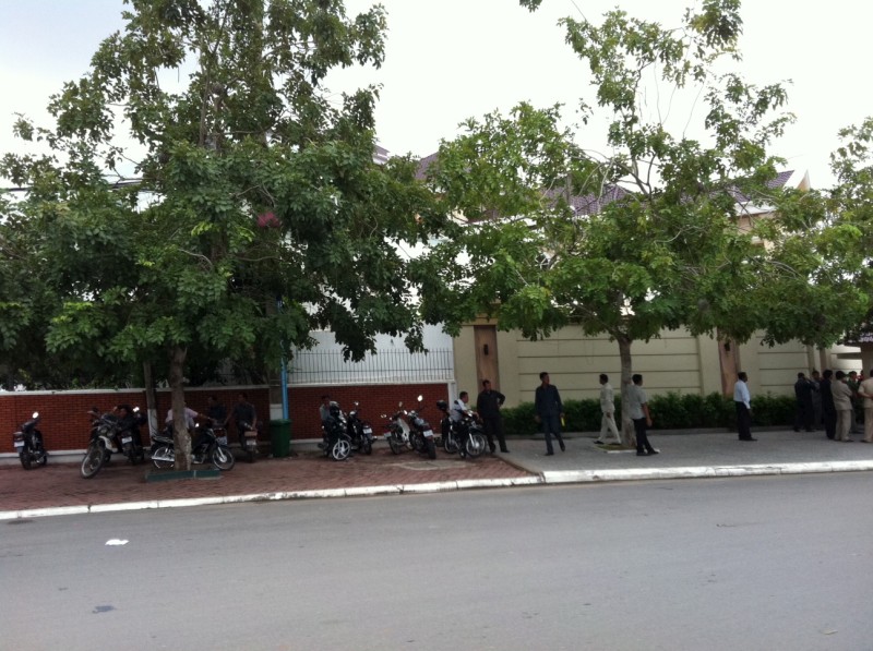 KI Media: Unusual high number of cars in front of Hun Xen's house in ...