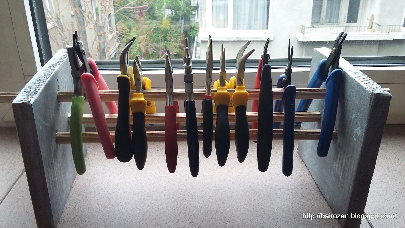 bairozan's blog: Направи си сам поставка за клещи / DIY Pliers Rack