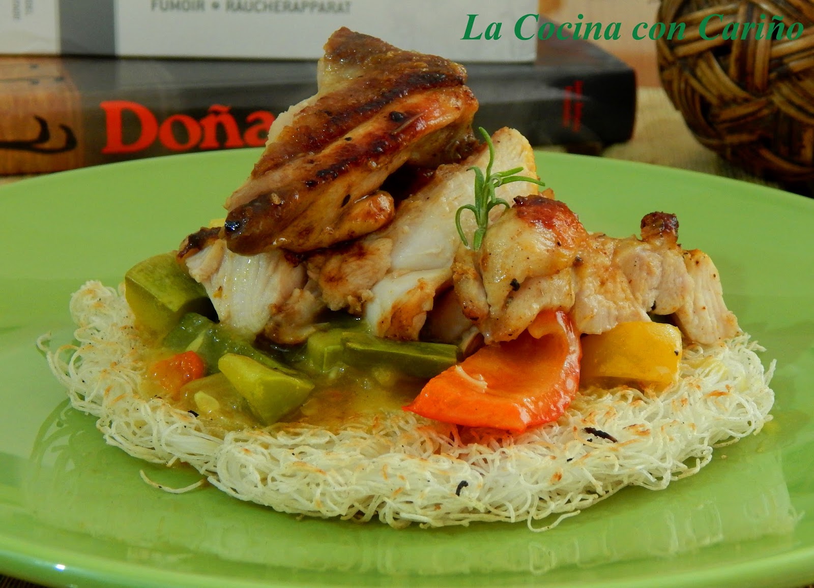 NIDOS CRUJIENTES DE FIDEOS DE ARROZ CON CURRY DE VERDURAS Y POLLO A LA ...