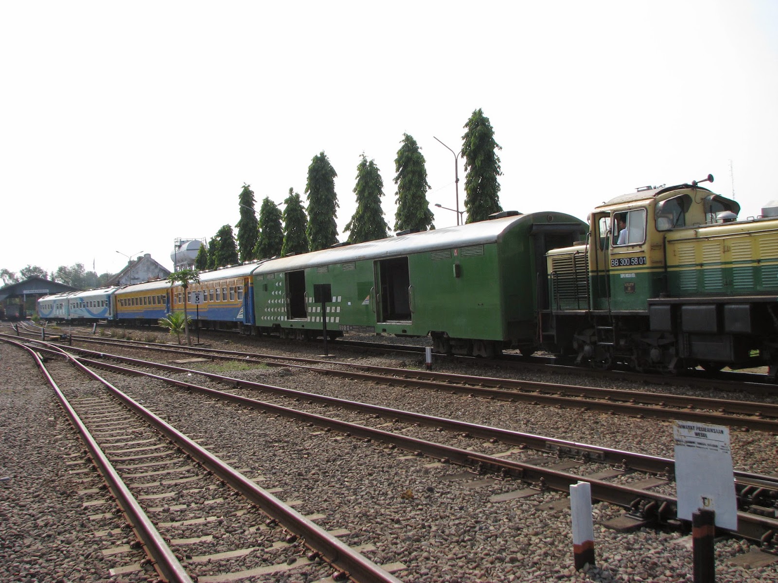 Kereta Api Indonesia: Lokomotif Seri BB300 58 01 Melangsir Rangkaian ...