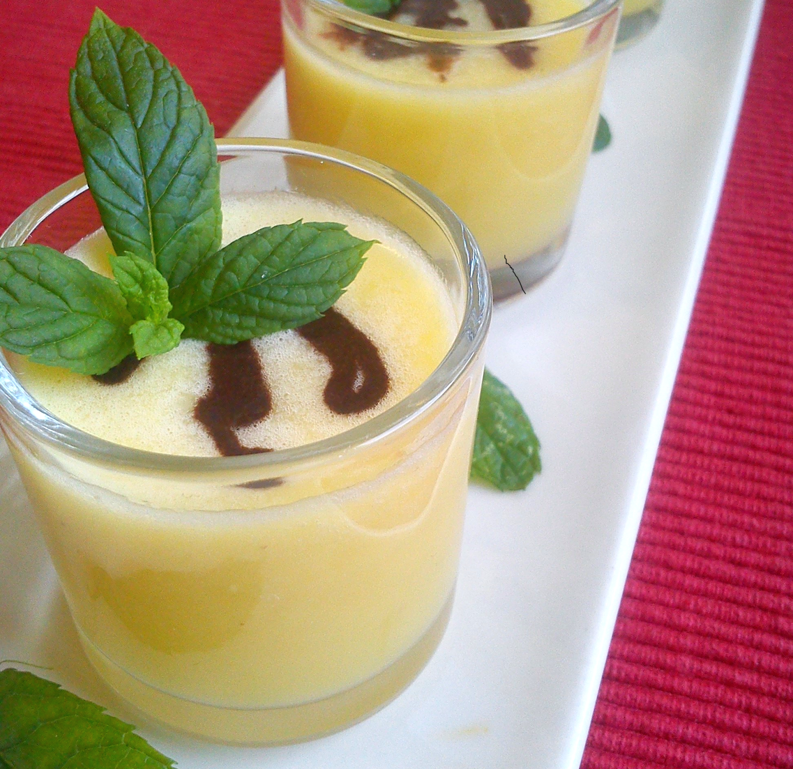 Batut de pinya amb xarrupet de xocolata