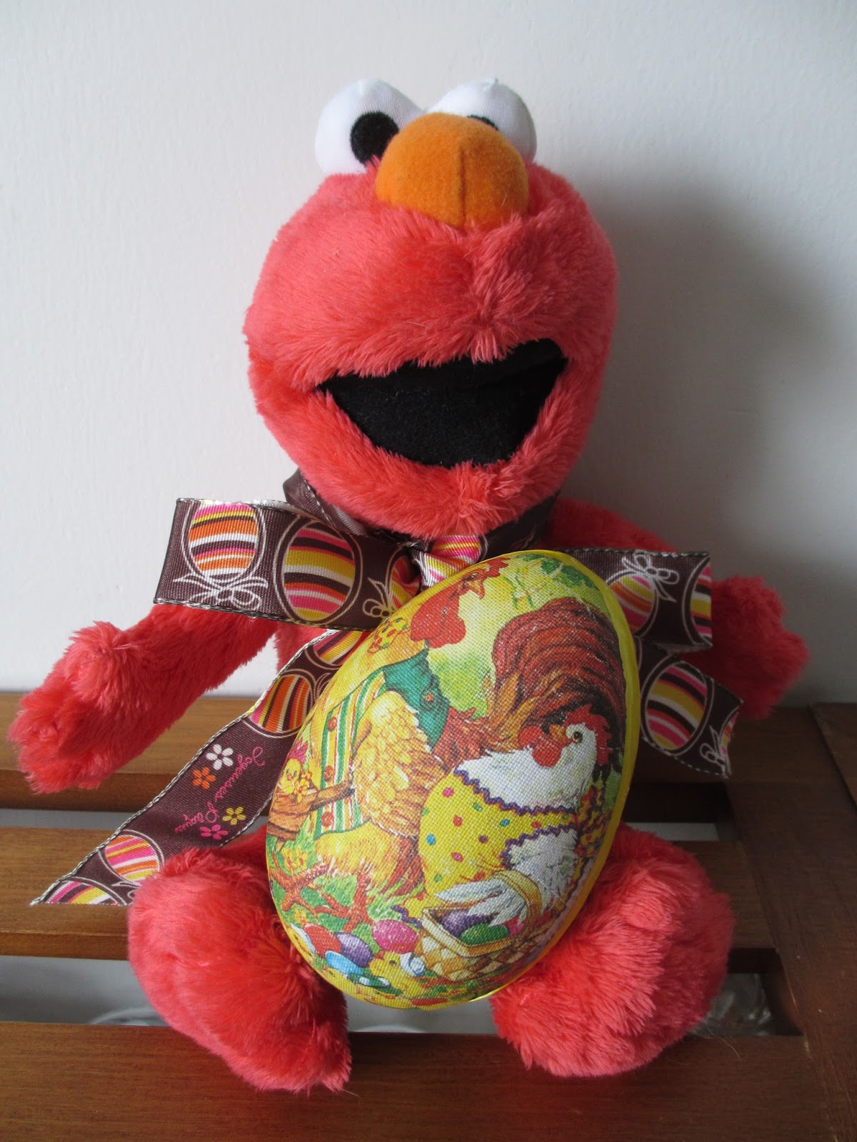 Elmo toivottaa hyvää pääsiäistä! Elmo wishes You a Happy Easter!