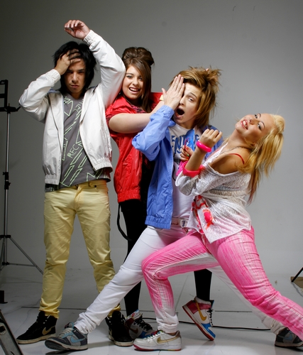 TRIBUS URBANAS: FLOGGERS.Es el primer grupo que se define por su uso de ...