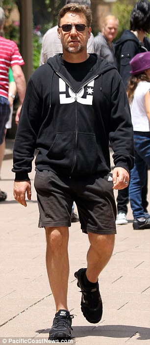 Russell Crowe photos shows off his buff new body after lose weight