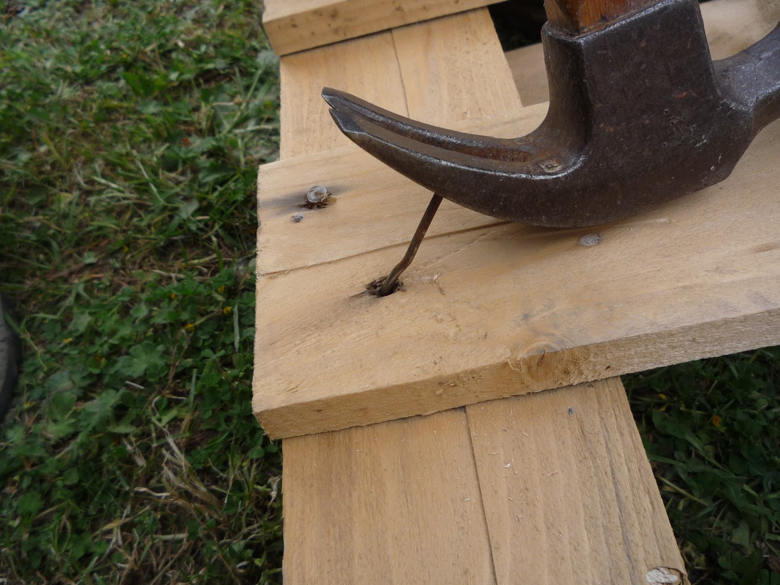 How to dismantle pallets to obtain free carpentry wood.