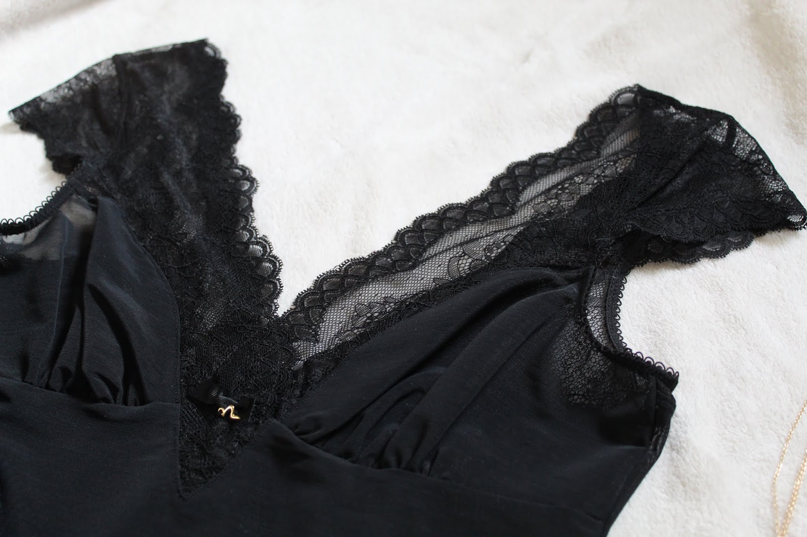 Une fille pas Parisienne: Pull ajouré et lingerie Glamuse pour un look ...