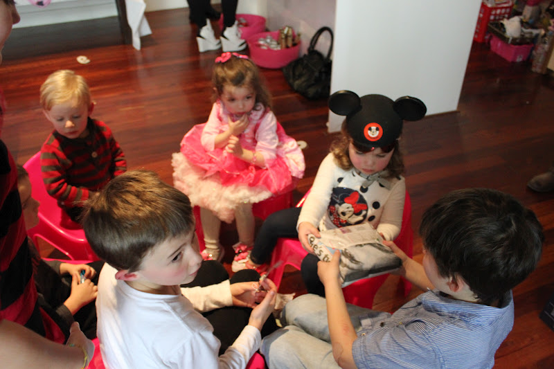 Cookie Queen Kitsch'n: Minnie Mouse Dessert Table & Party for Miss 3!
