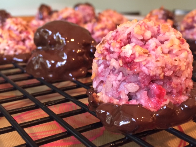 Tovolove: Raspberry Coconut Macaroons!