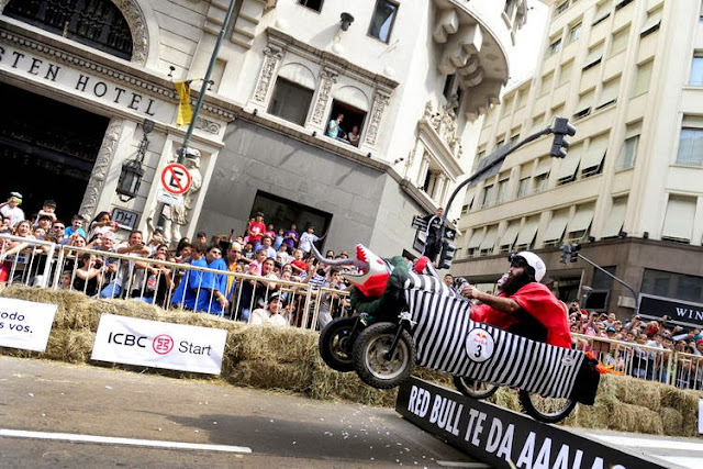 Una colorida carrera de “autos locos” invadió el centro porteño