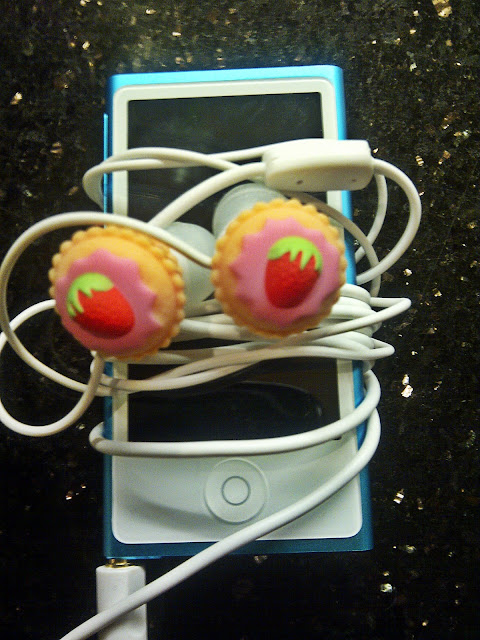 Majesty Bakes Cakes: Cupcake Earbuds!