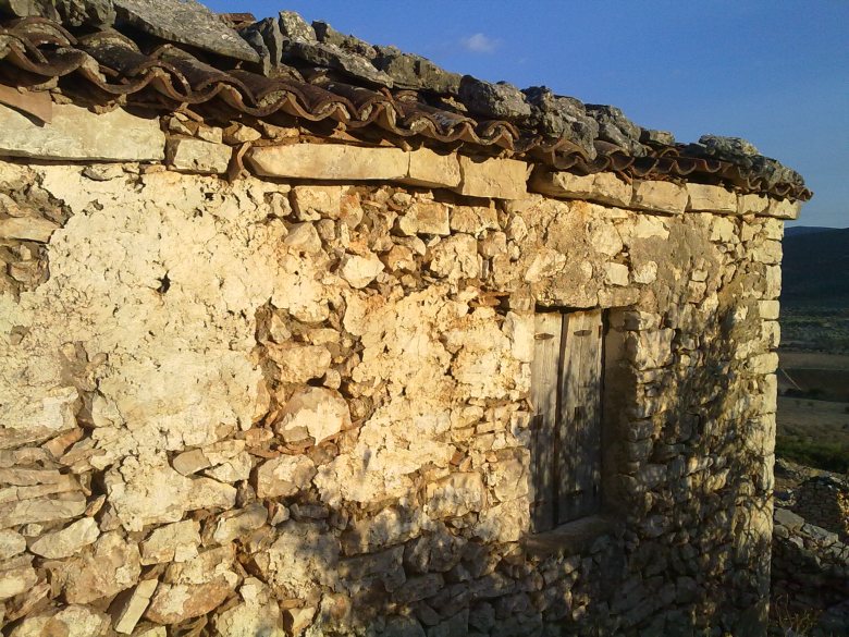 Τα σπίτια στο χωριό παλαιότερα ήταν μονώροφα και αργότερα διώροφα .Στο ...