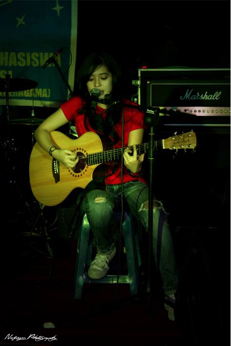 Rommy Chenko "Wall 4 Charity": Female Guitarist I (Prisa Rianzi)