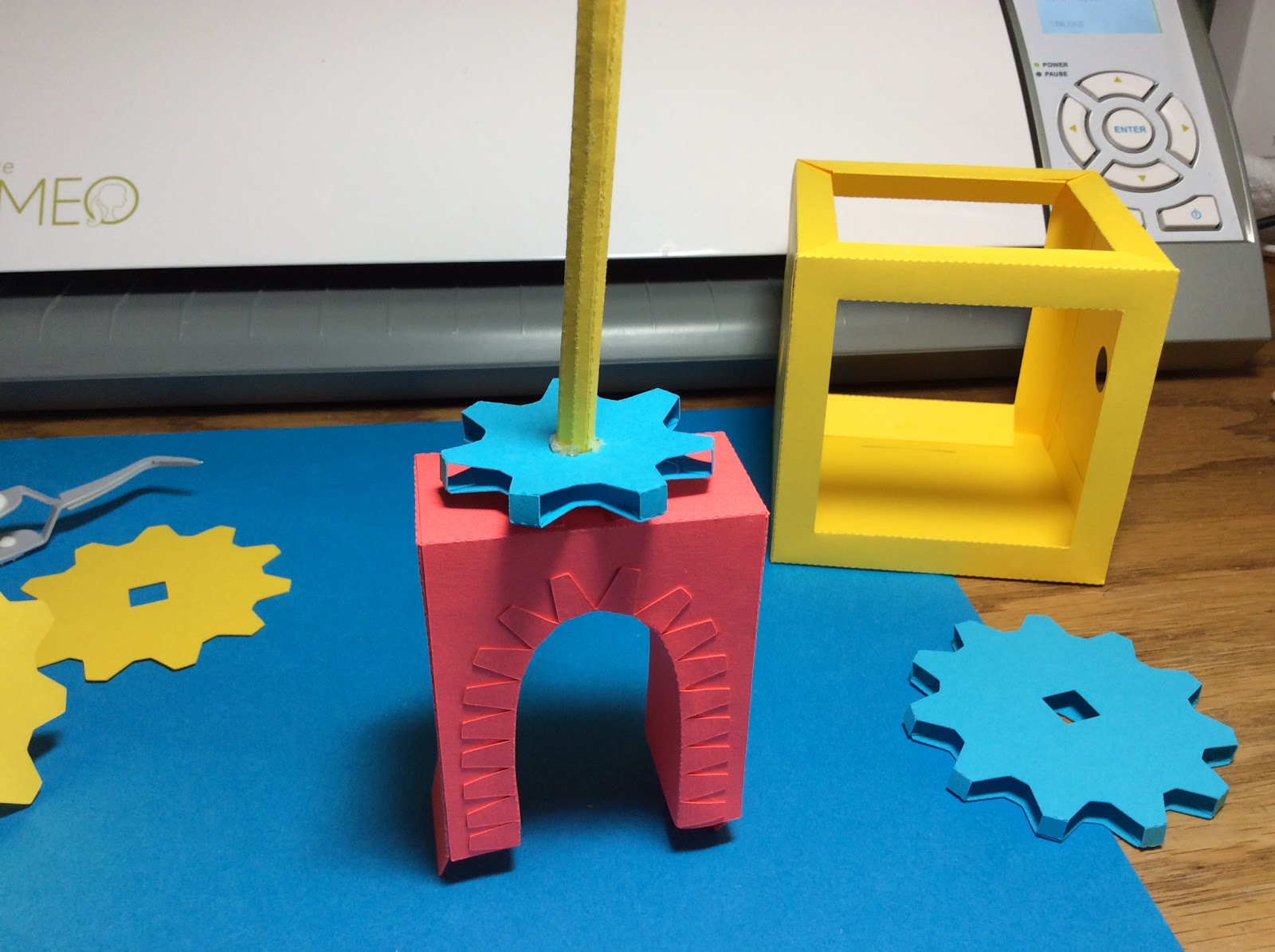 Papercrafts and other fun things: Square Gear Box