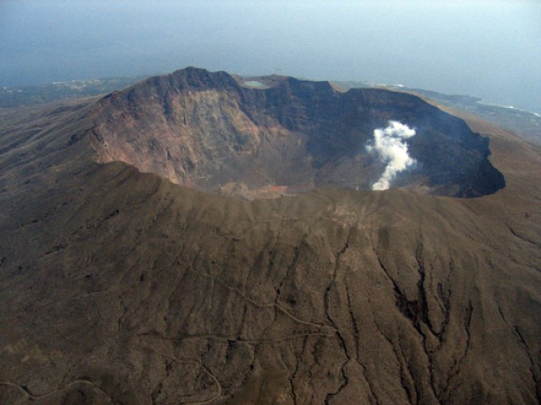 البركان النشط على مياكيجيما