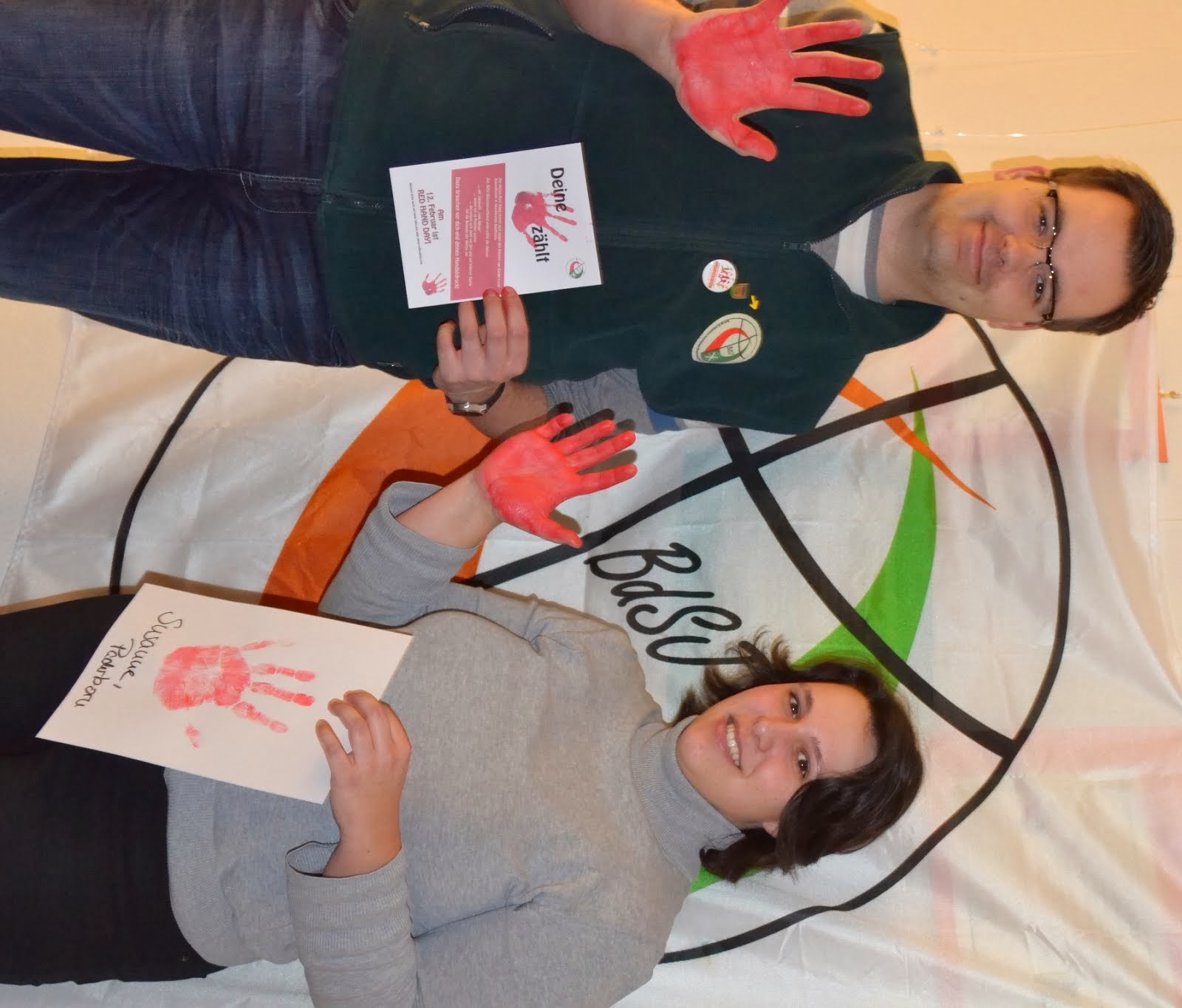 Aktion Rote Hand: Ausstellung und Zeitungsausschnitte mit der Roten ...