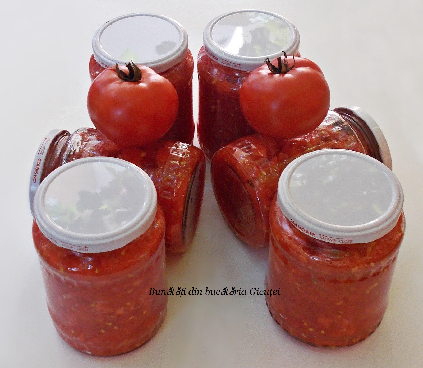 Rosii cubulete in suc propriu - Bunătăți din bucătăria Gicuței