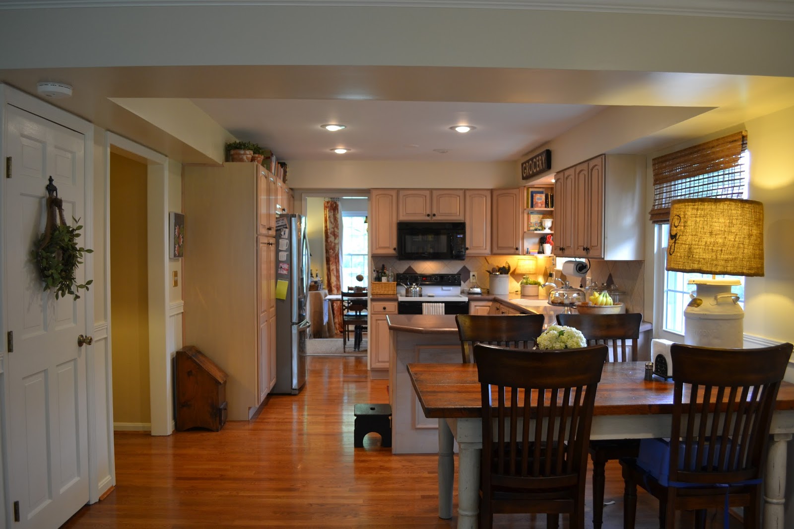 Buzzings of a Queen Bee: My Family Room & Kitchen