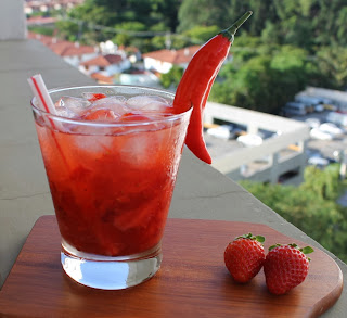 DEGUSTA TERAPIA: CAIPIROSKA DE MORANGO COM PIMENTA