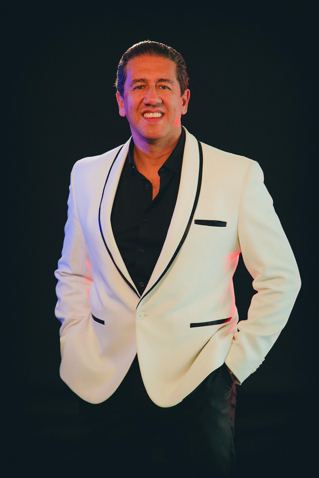 Altemar Dutra Jr apresenta o espetáculo “Sentimental nós somos”