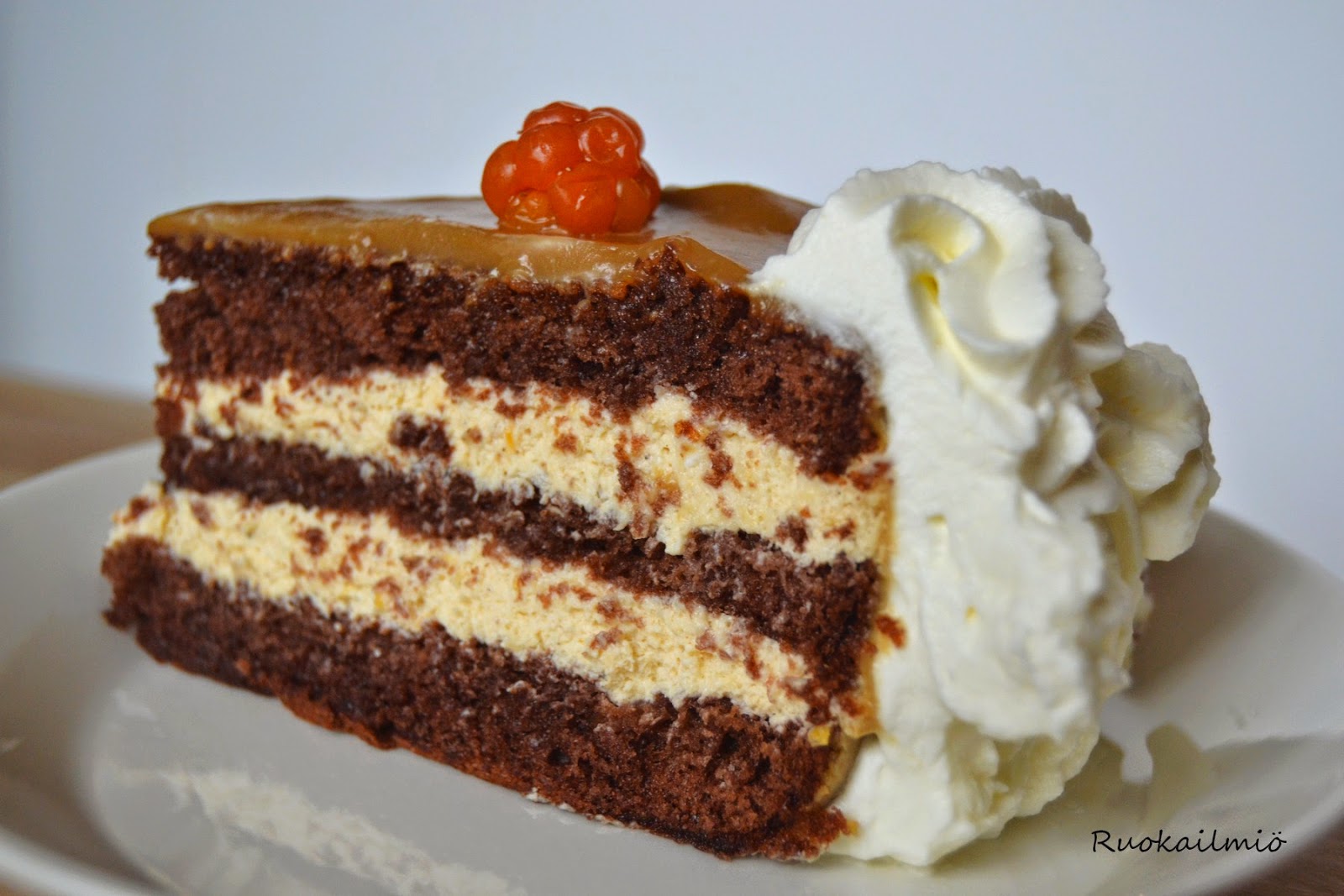 Ruokailmiö: Äitienpäivän lakka-kinuskikakku