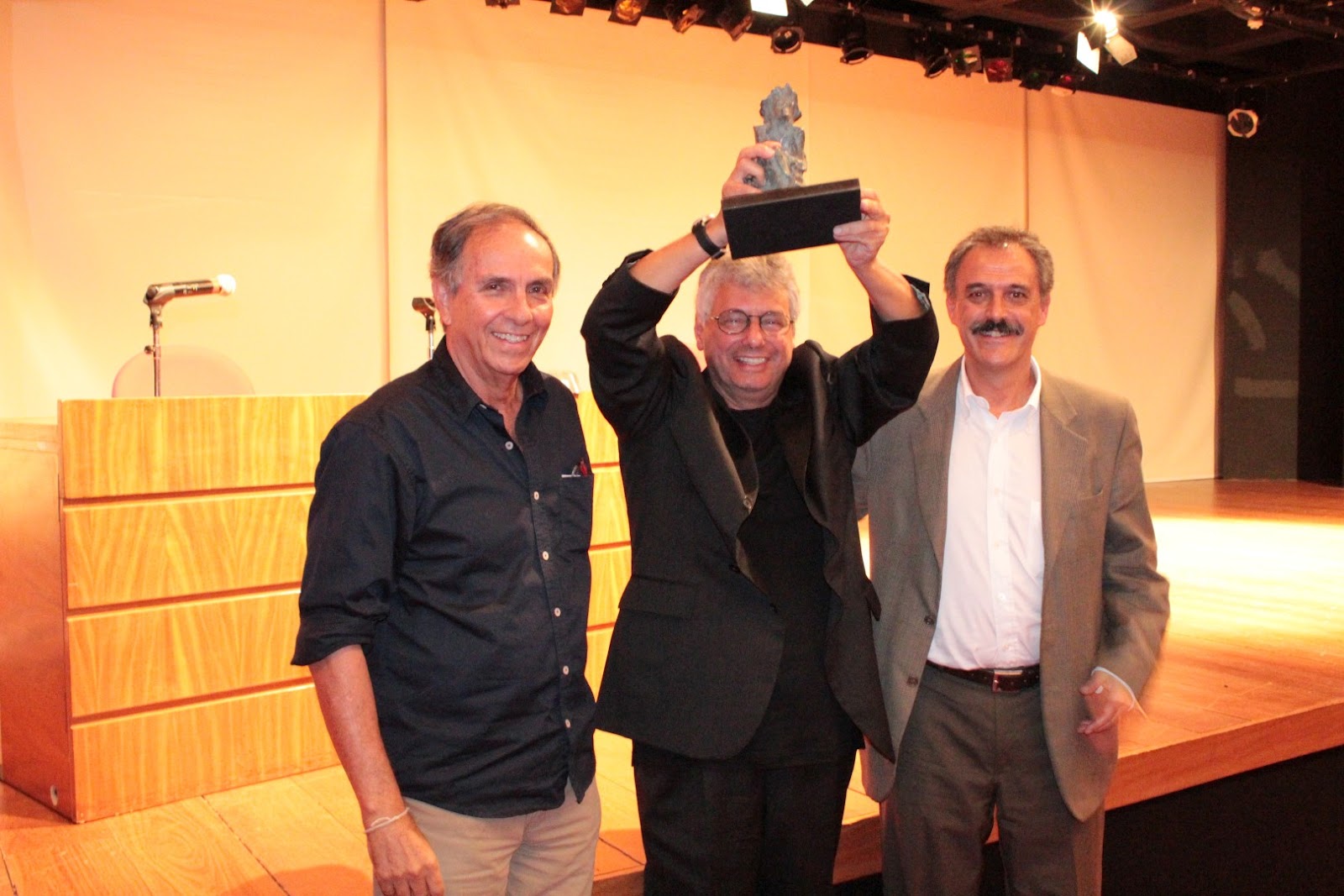 Graça Craidy: Artigo: Neil Ferreira, l'enfant terrible da criação