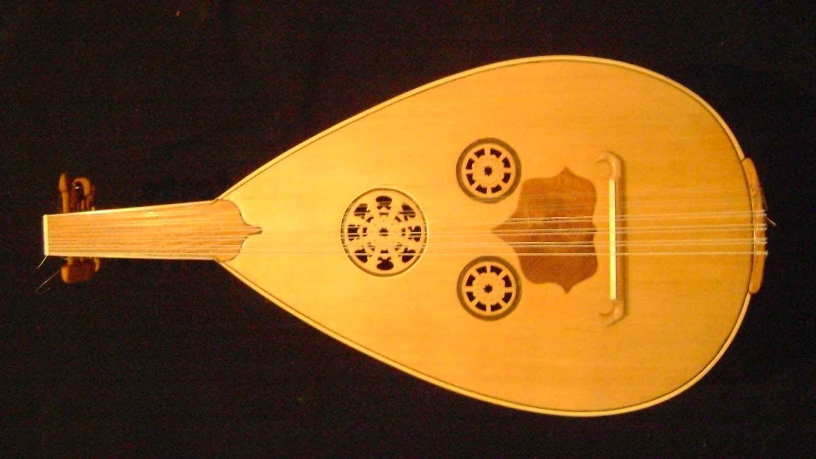 el pentacordio: laud árabe