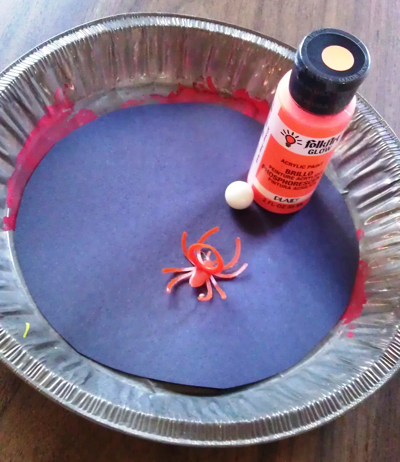 Glow in the Dark Spider Webs Science Experiment | Preschool Powol Packets