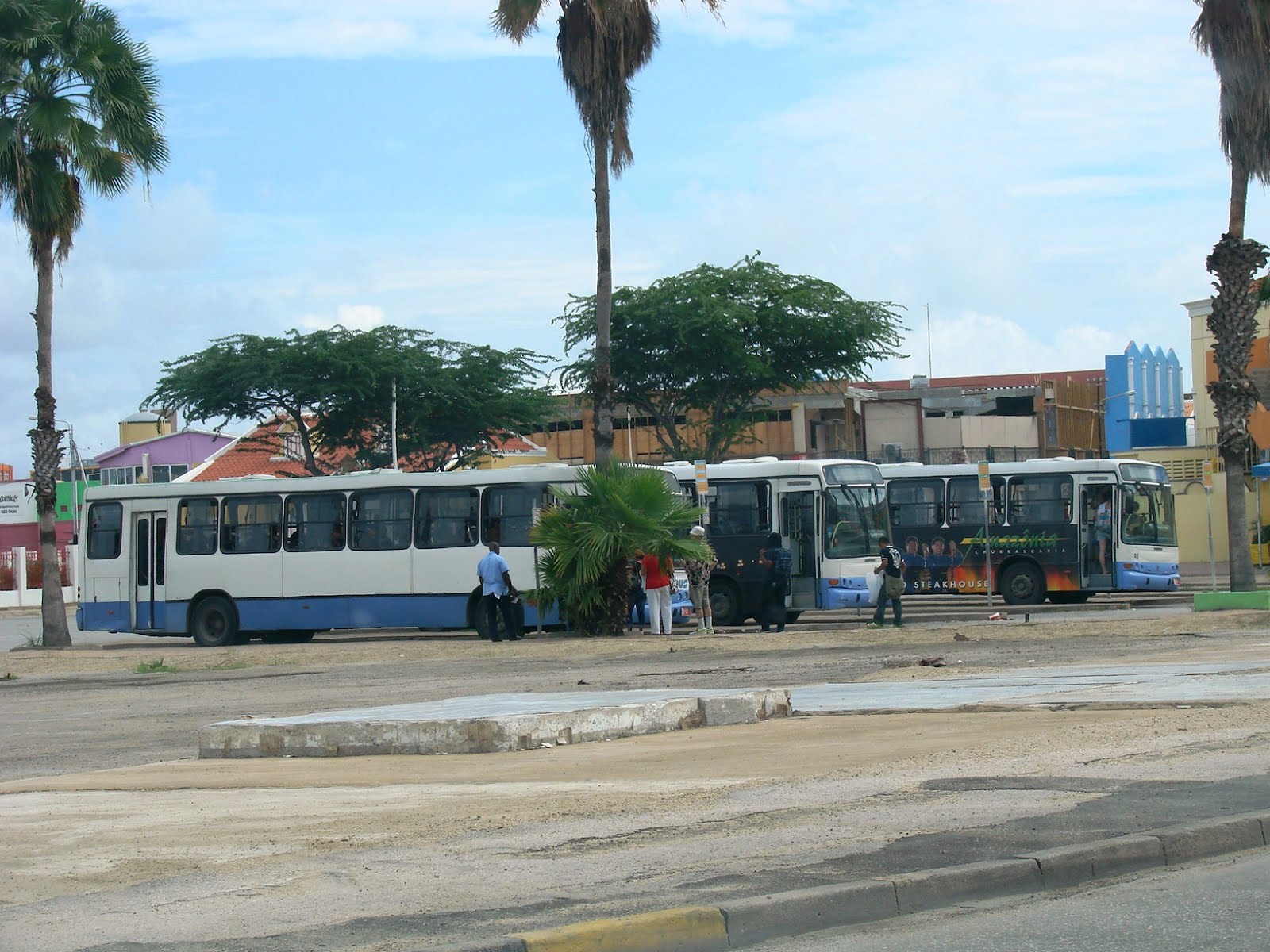 Buses from various cities in the world.: Autocarros de Aruba