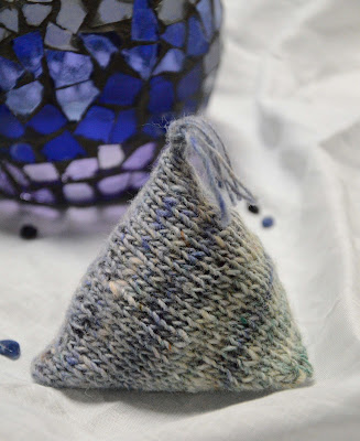 Silver Purls: A Pyramid Sachet