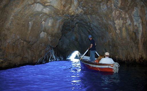 La Gruta Azul de Capri es conocida mundialmente por su tamaño y el ...