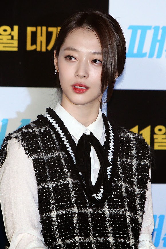 f(x)'s Sulli Makes a First Public Appearance in 3 Months