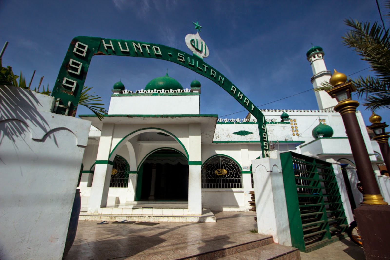 Monumen Cinta Masjid Tua Sultan Amay - DIASPORA IQBAL