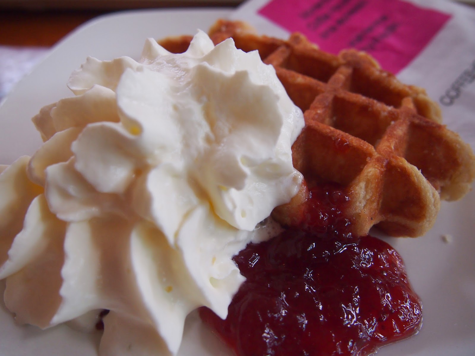 Kimberly's kitchen and garden: Belgialainen vohveli ja vadillinen salaattia