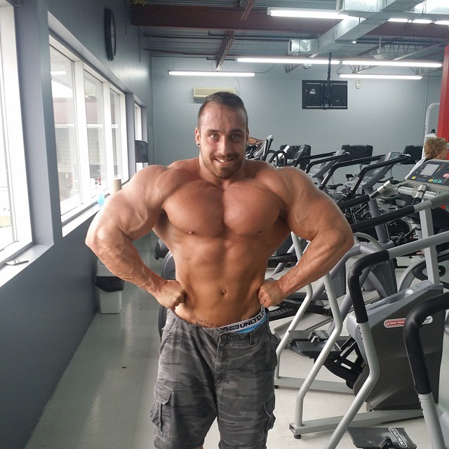 Muscle Lover: Canadian bodybuilder Joey Pyontka